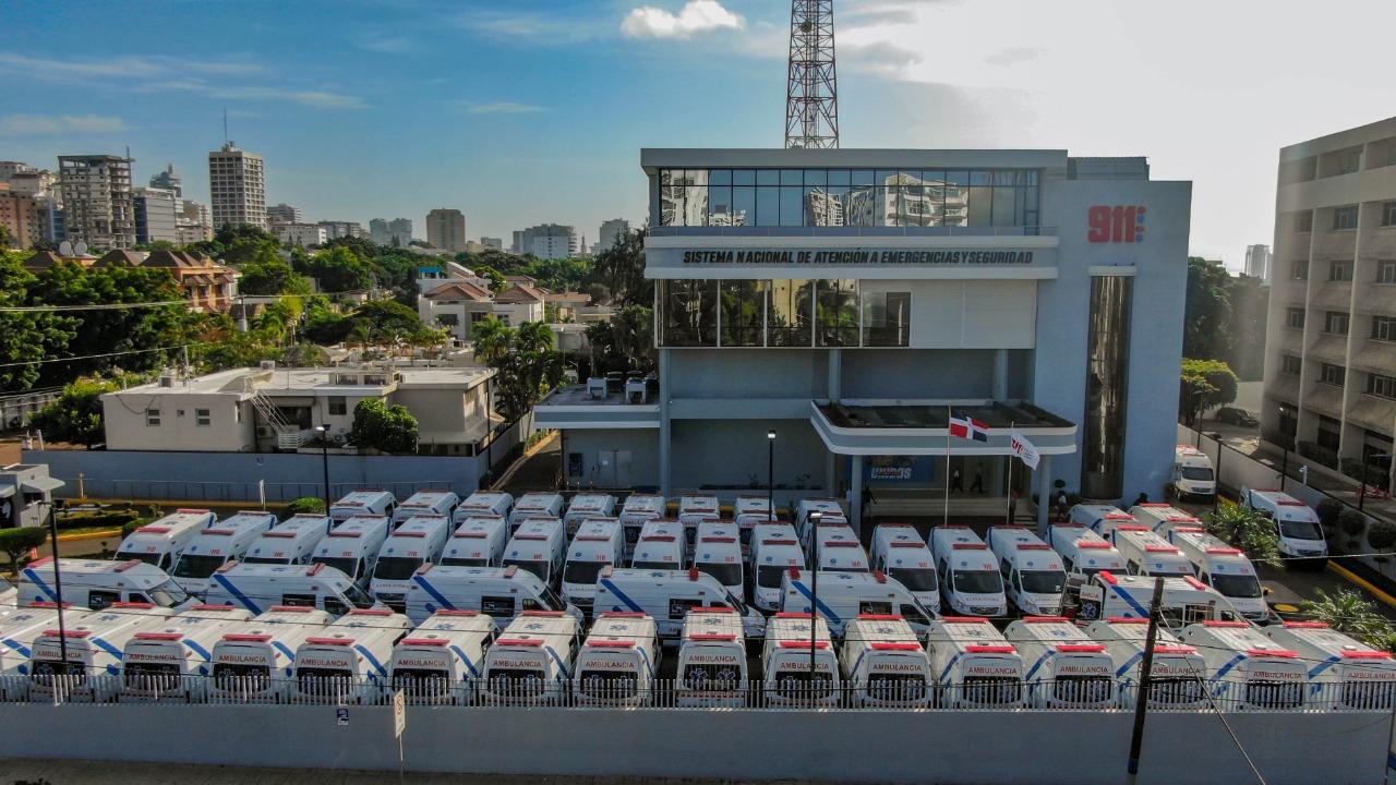 Sistema 9-1-1 entrega 60 ambulancias a la Dirección de Emergencias