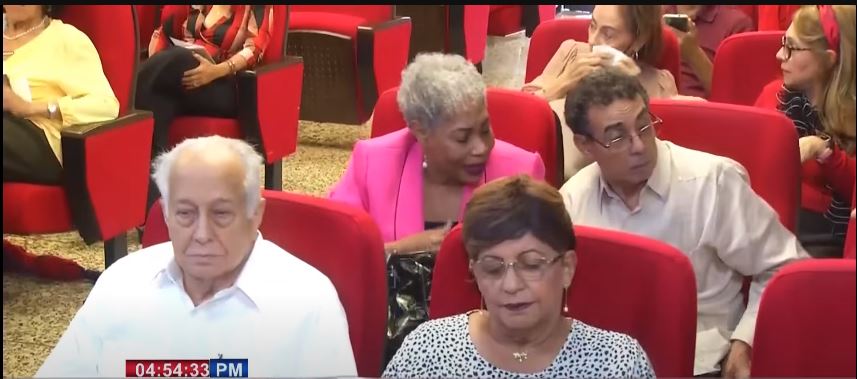 Sumidos en una lucha médicos celebran día del adulto mayor