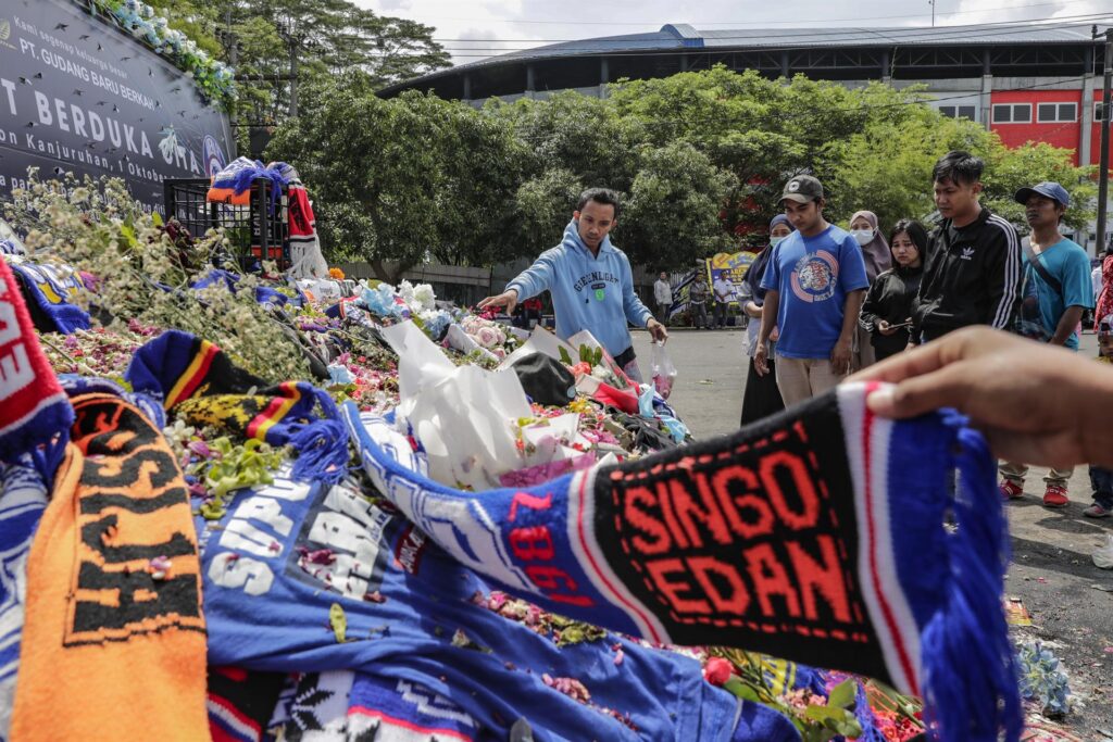 Suben a 131 los muertos por la tragedia en estadio de fútbol en Indonesia