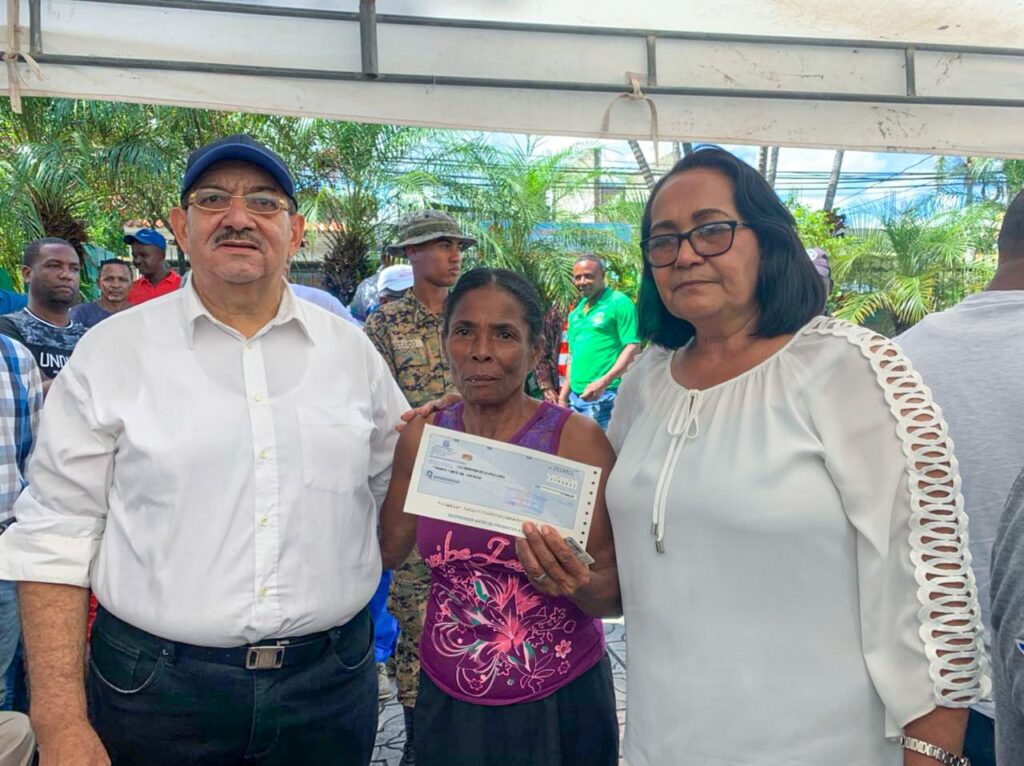 Agricultura entrega cheques a parceleros y productores en Hato Mayor