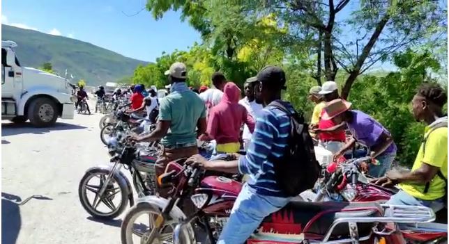 Haitianos se aglomeran para abastecerse de combustible en Jimaní
