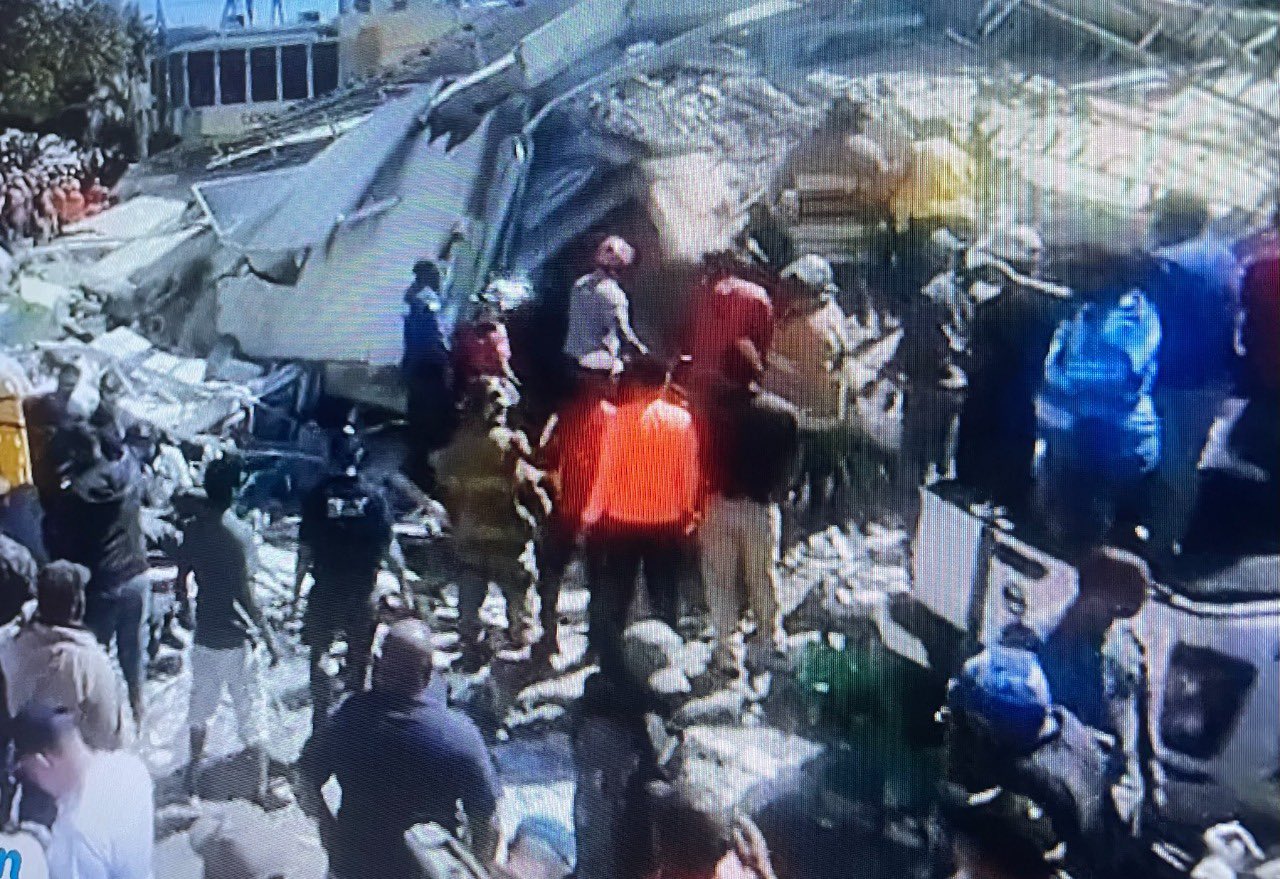 Momento exacto en que cayó el edificio Multimuebles en La Vega