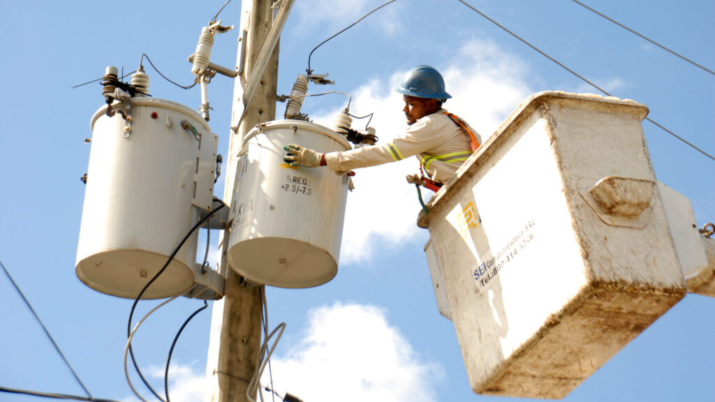 Edesur instaló nuevo transformador de potencia en Baní Edesur instaló nuevo transformador de potencia en Baní