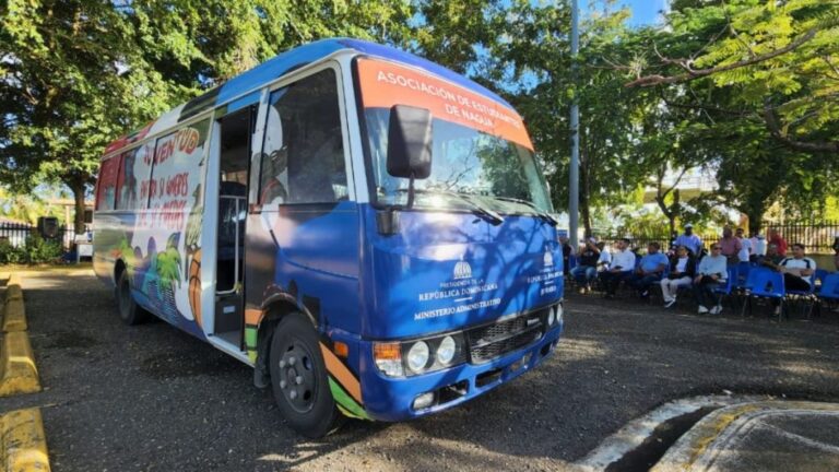 En Nagua entregan autobús a estudiantes universitarios En Nagua entregan autobús a estudiantes universitarios