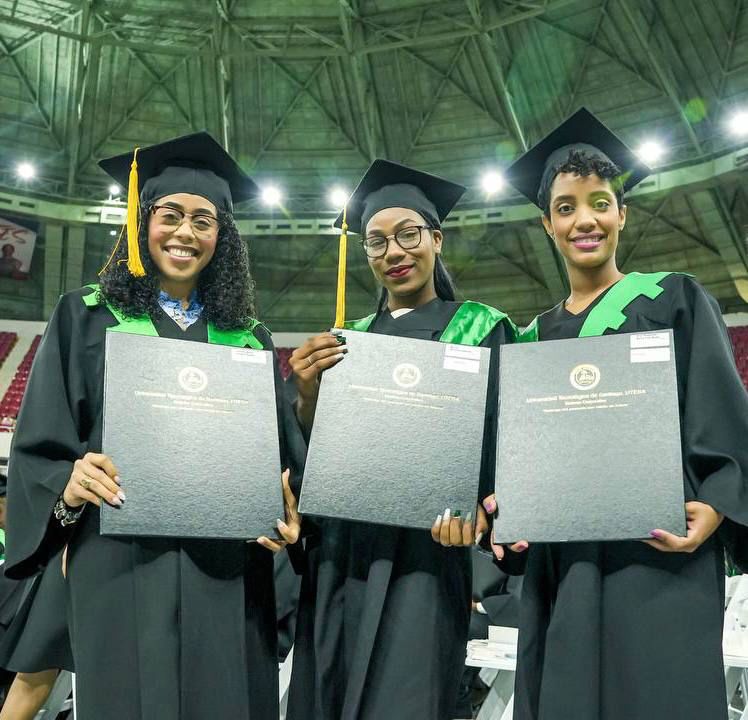 UTESA gradúa a 817 nuevos profesionales