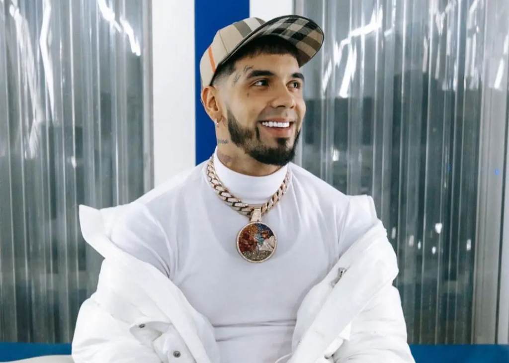 Anuel AA en guerra con la madre de su hijo por fotos en Instagram