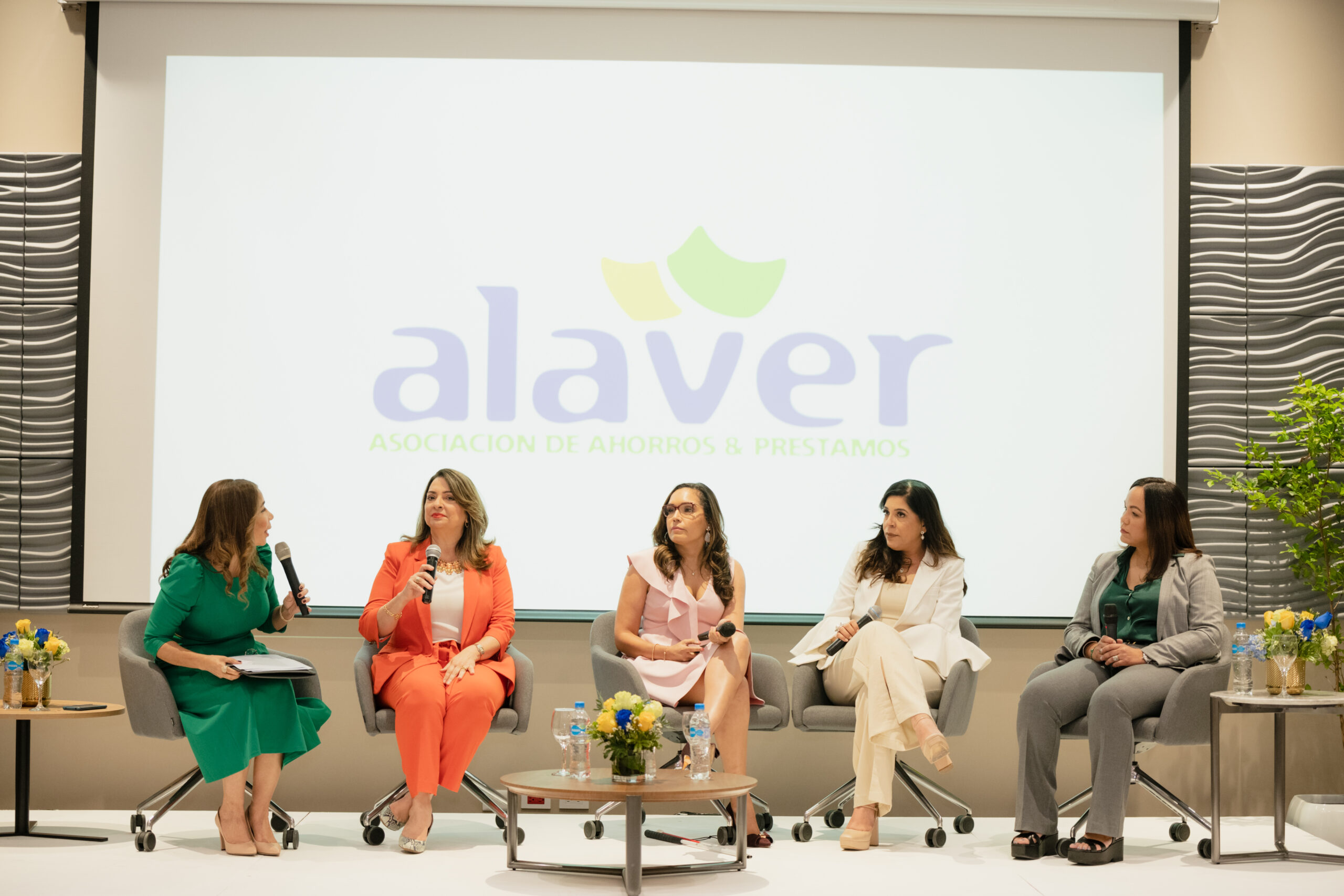 ALAVER fomenta el liderazgo femenino para conmemorar la Mujer