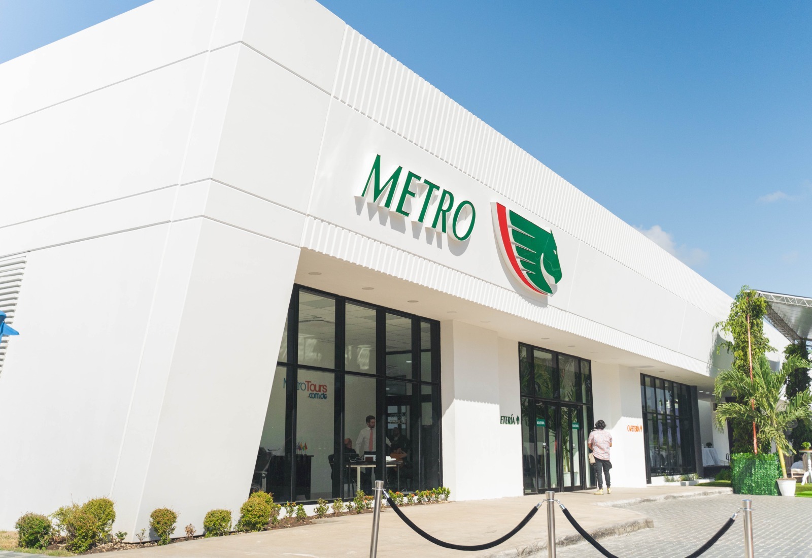 Metro inaugura sucursal y presenta su nueva línea de autobuses