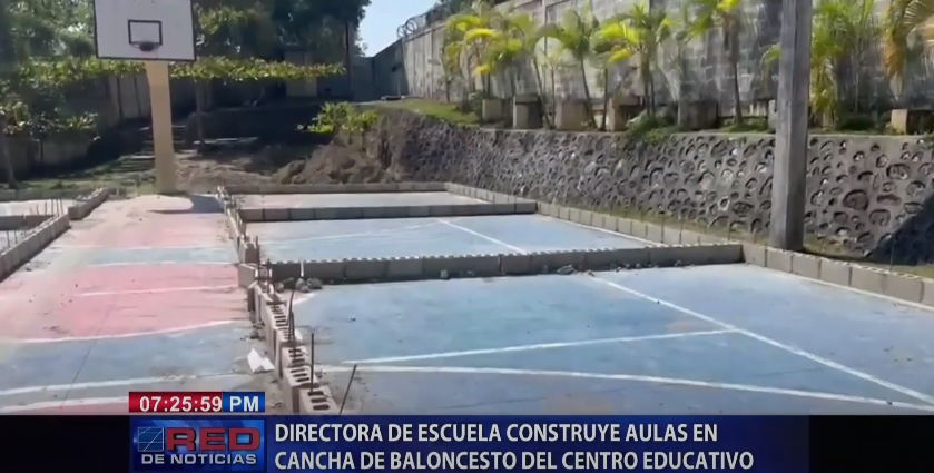 Directora de escuela construye aulas en cancha de baloncesto