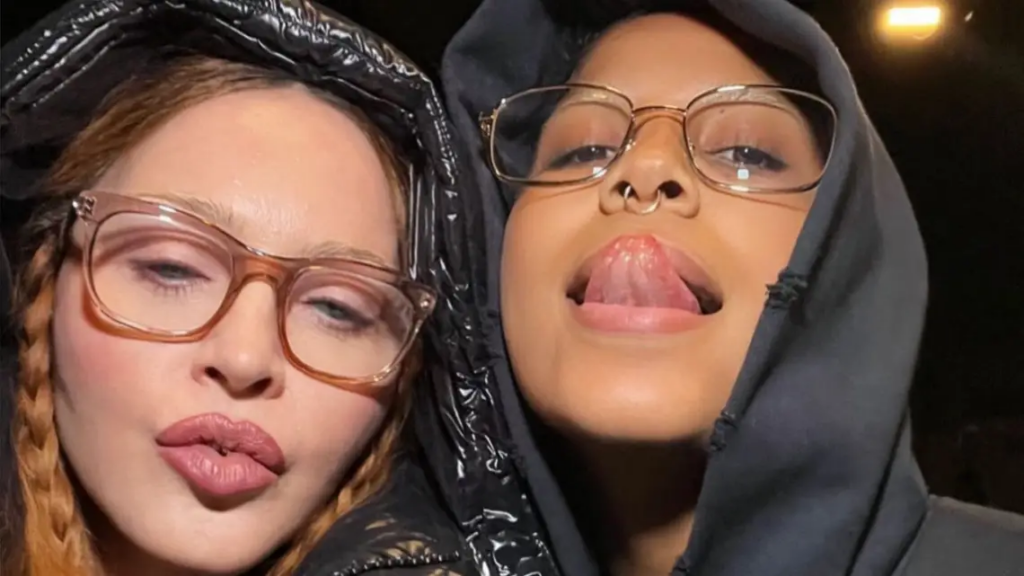 Tokischa posa junto a Madonna y sus hijas