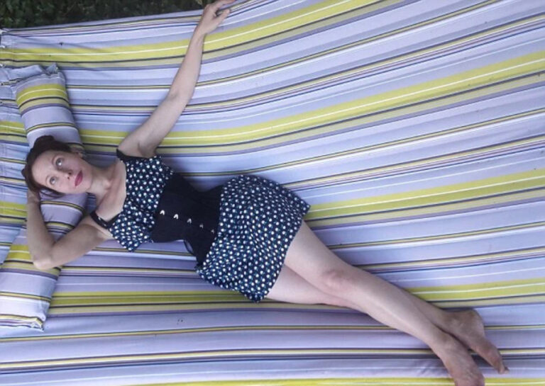 Duerme con corsé para lograr la cintura más pequeña del mundo
