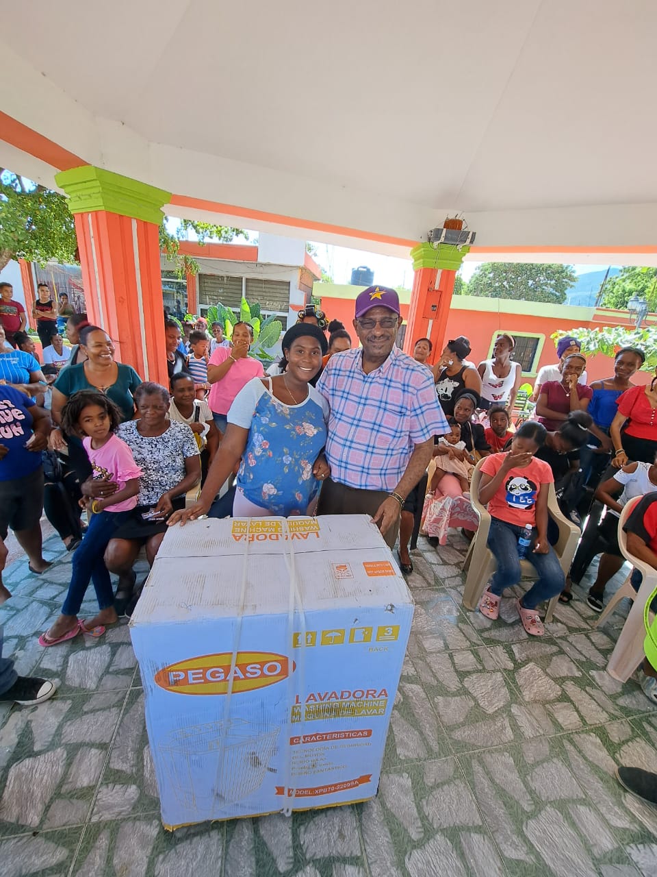 Senador Valentín Medrano honra a las madres de su provincia