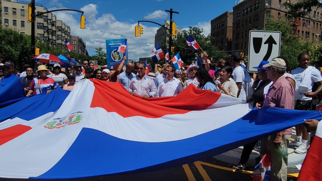 NY se viste azul, blanco y rojo y celebra Gran Parada Dominicana