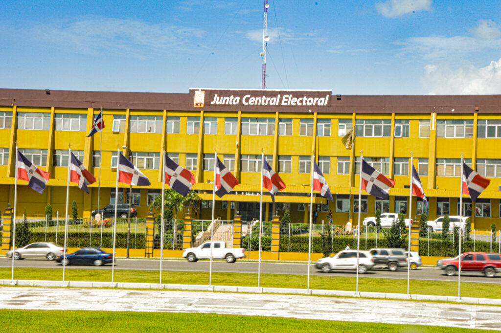 JCE busca regular uso de fondos públicos