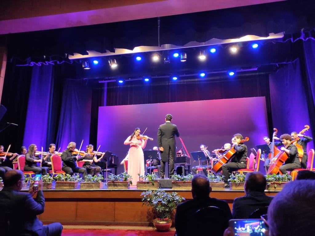 Violinista Aisha Syed encanta a Egipto en concierto de la Embajada de RD
