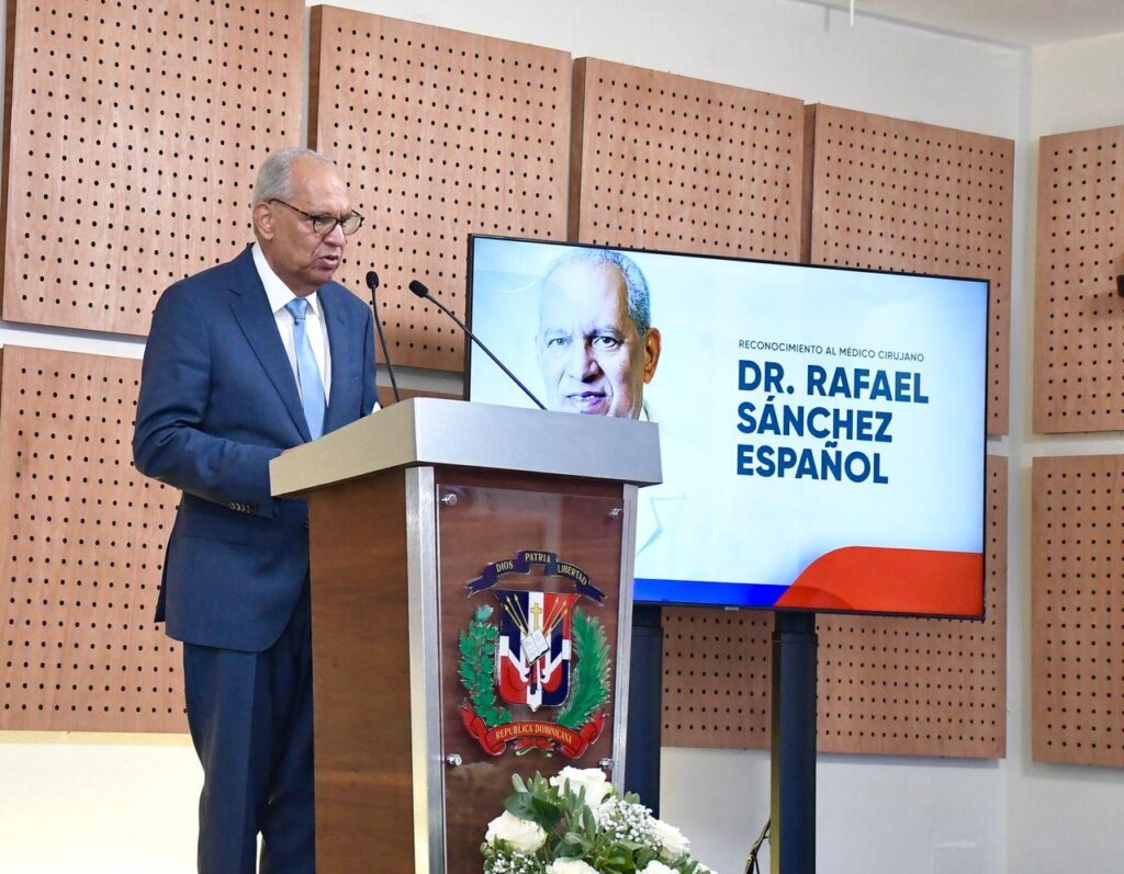 Senado reconoce trayectoria del doctor Rafael Sánchez Español