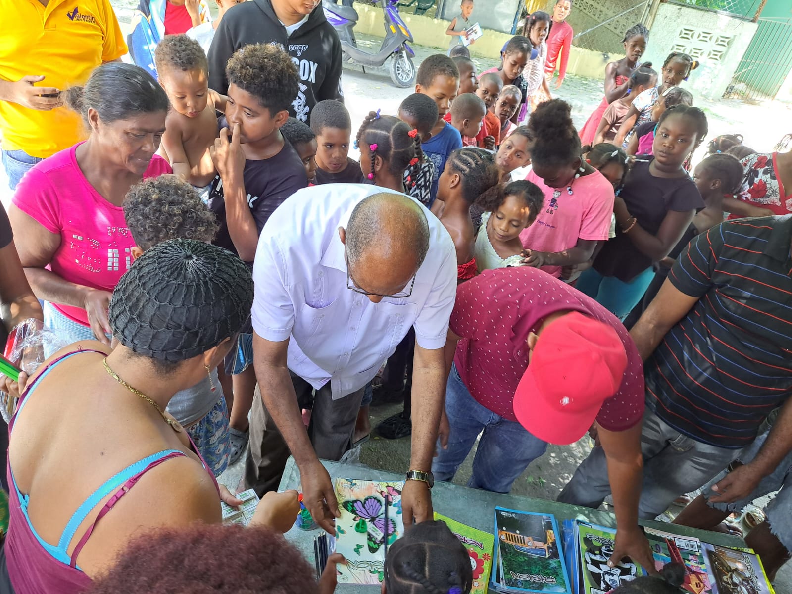 Senador Valentín Medrano distribuye útiles escolares