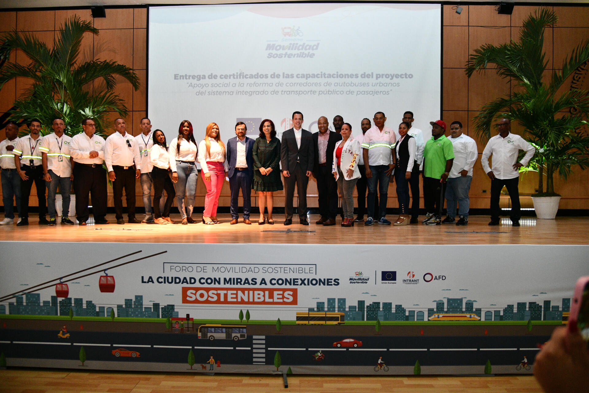 Intrant entrega certificados de capacitación a corredores de transporte