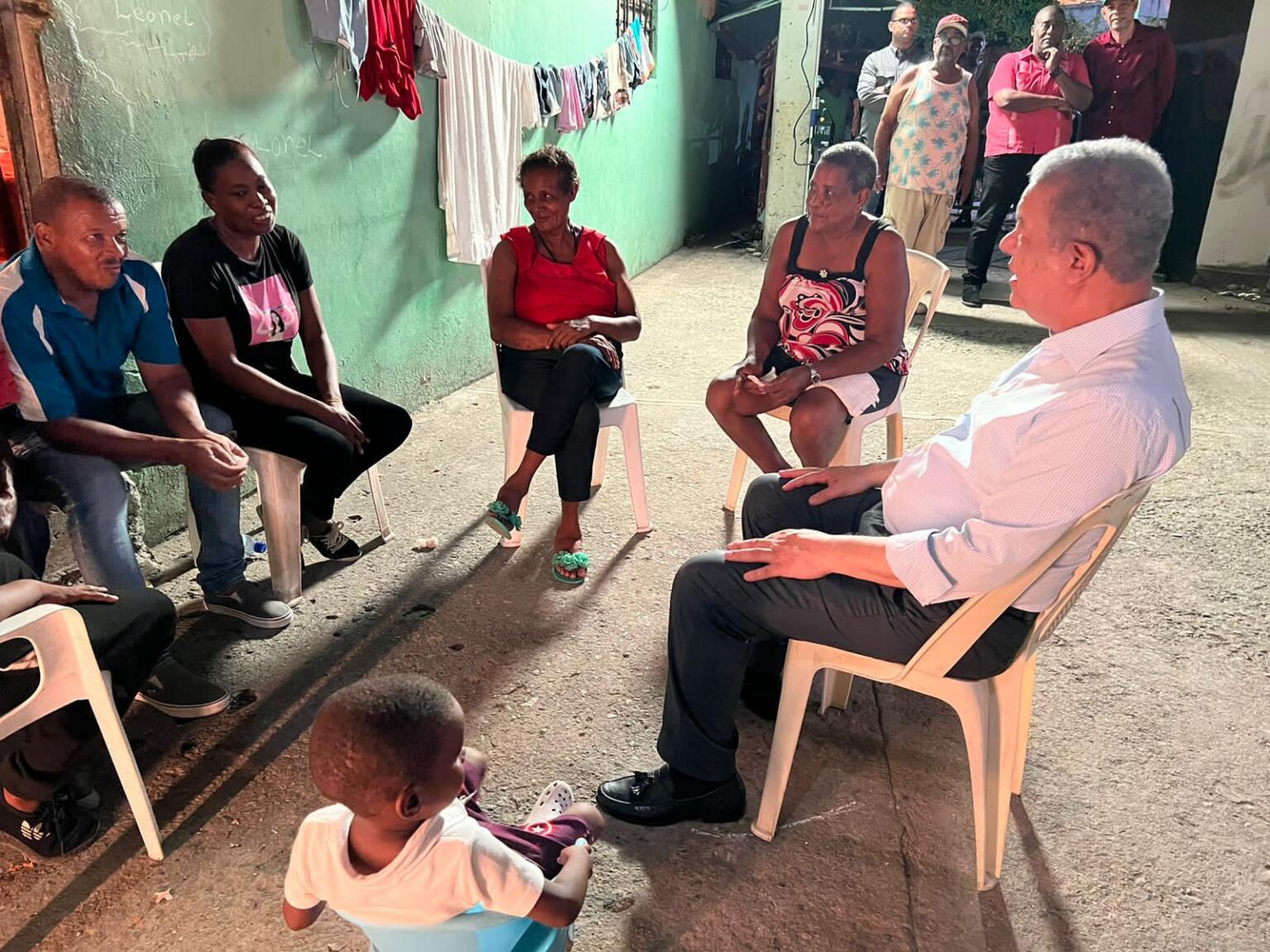 Leonel Fernández visita Villa Duarte para conversar con residentes