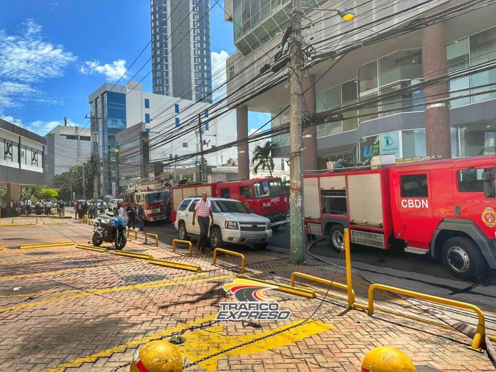 Bomberos sofocan incendio de vehículo en parqueo de Plaza Naco