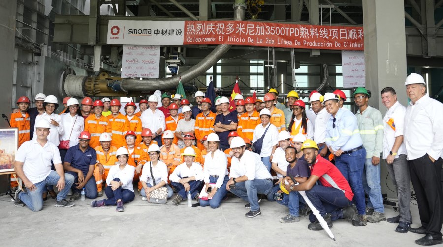 Abinader participa de inauguración línea de producción DOMICEM