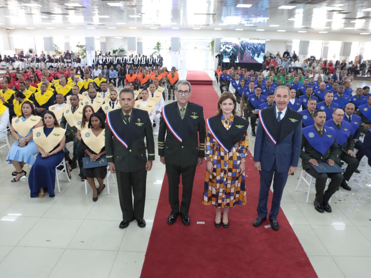 UNADE gradúa más 2,700 civiles y militares en postgrado