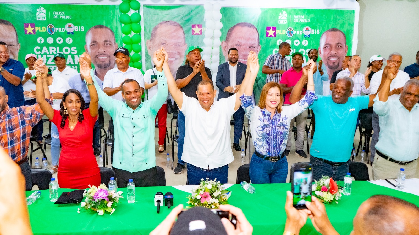 Carlos Guzmán presenta 17 candidatos a regidores en SDN