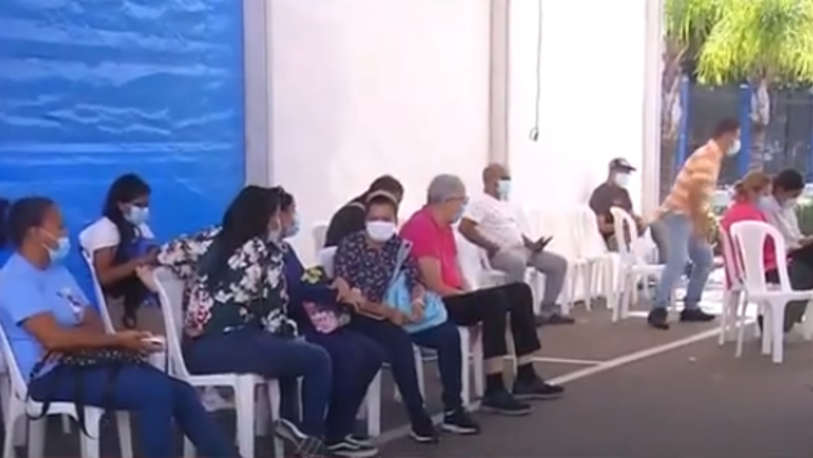 Decenas de personas acuden a realizarse pruebas de Covid-19