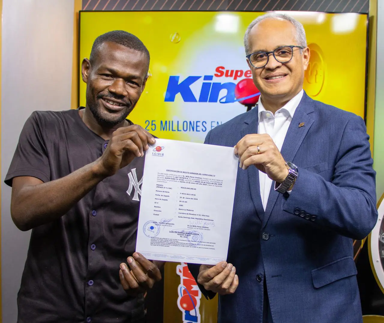 LEIDSA entrega certificado a ebanista que se ganó 25 millones
