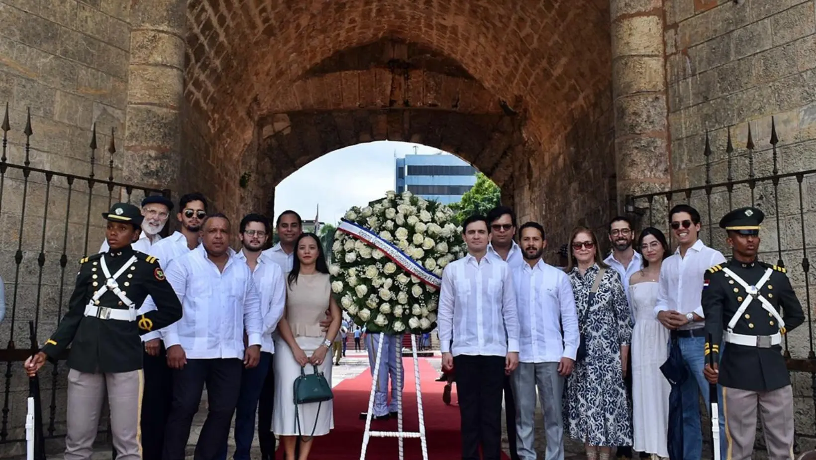 La ADGH coloca una ofrenda floral en el Altar de la Patria