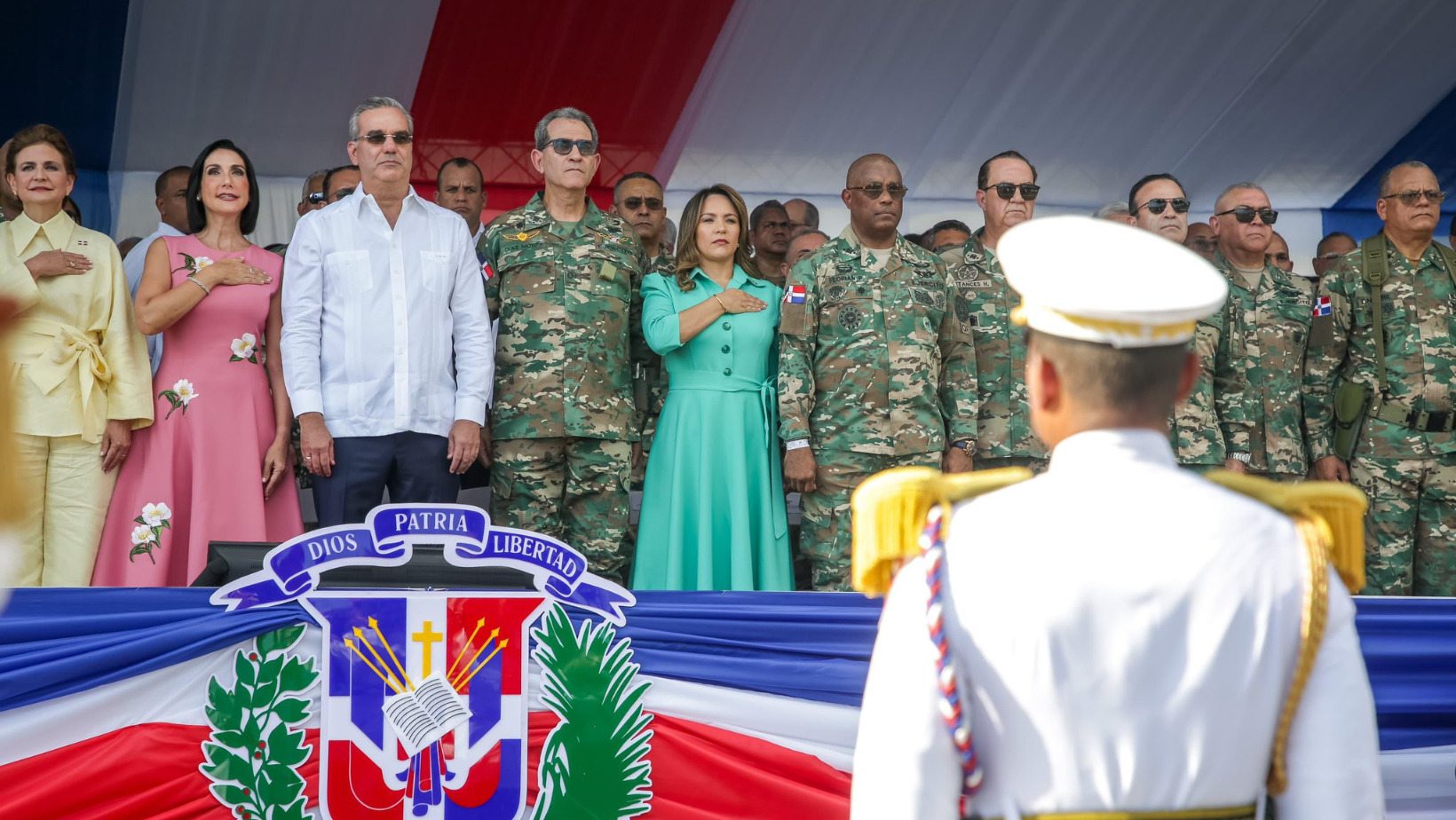 Abinader encabeza desfile militar por aniversario Independencia