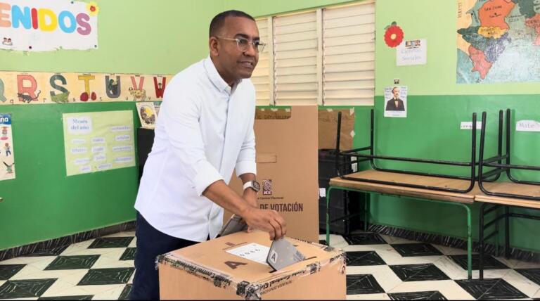 Víctor Pichardo ejerce su derecho al voto
