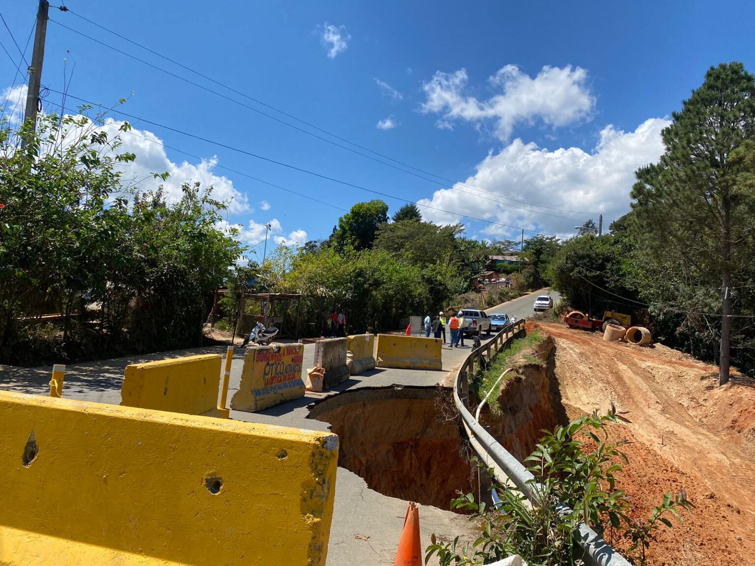 Intervienen deslizamiento de tierra en carretera Jarabacoa