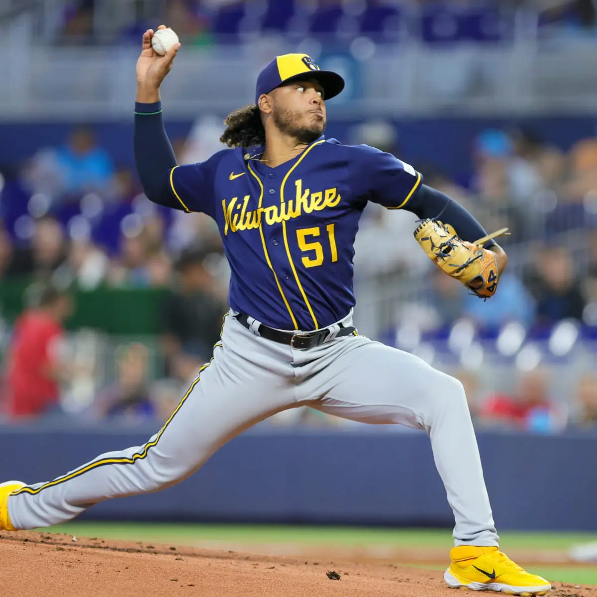 Freddy Peralta luce intratable en Día Inaugural con los Cerveceros