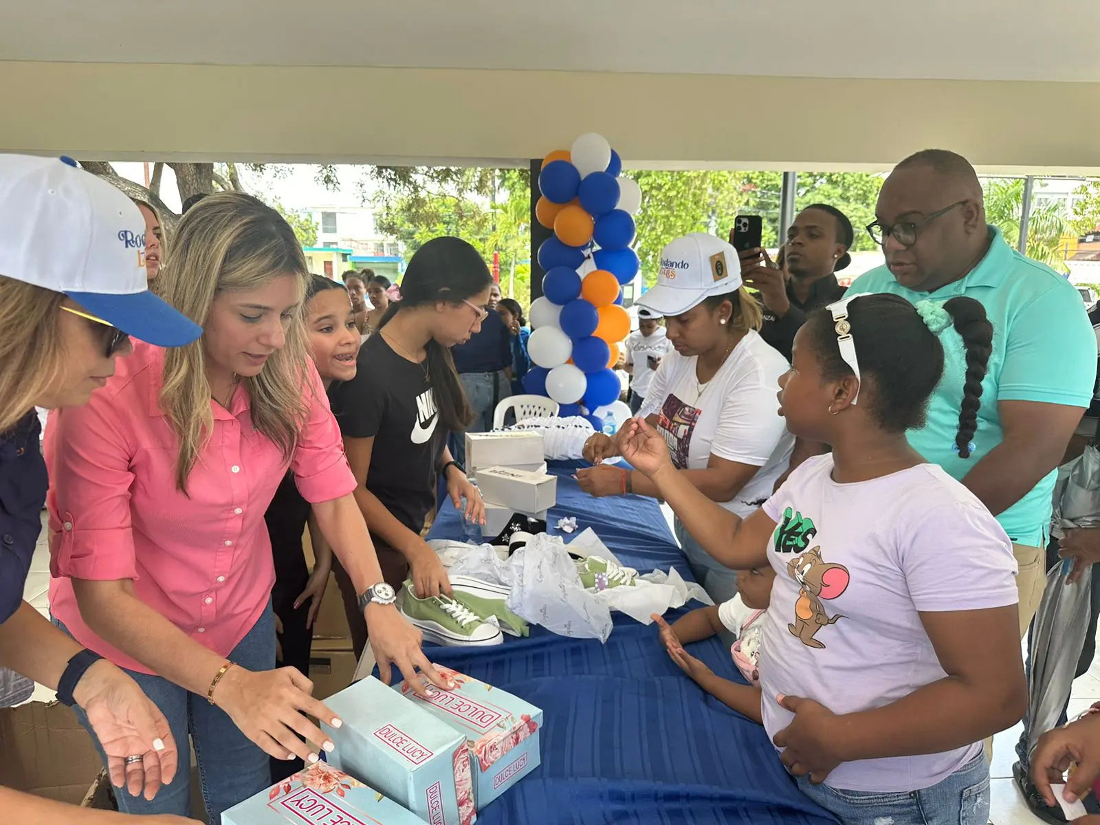 Liz Mieses hace entrega de calzados a niños de Los Prados