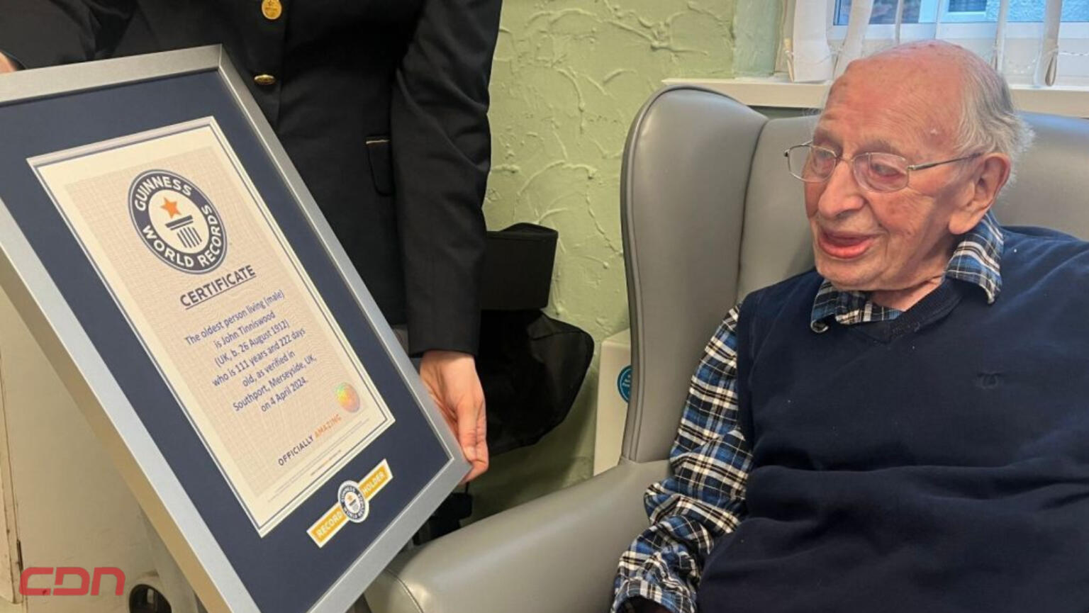 Tinniswood se convierte en el hombre más longevo del mundo