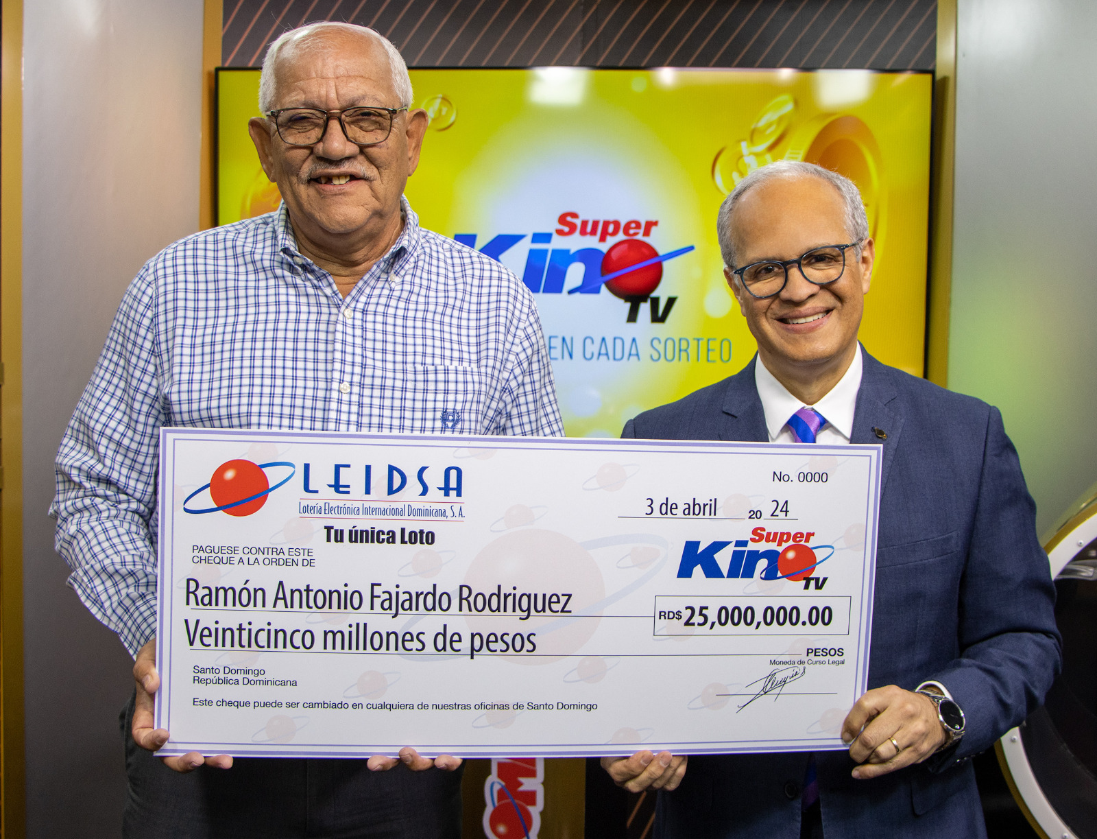 LEIDSA entrega 25 millones a profesor ganador del Súper Kino Tv.
