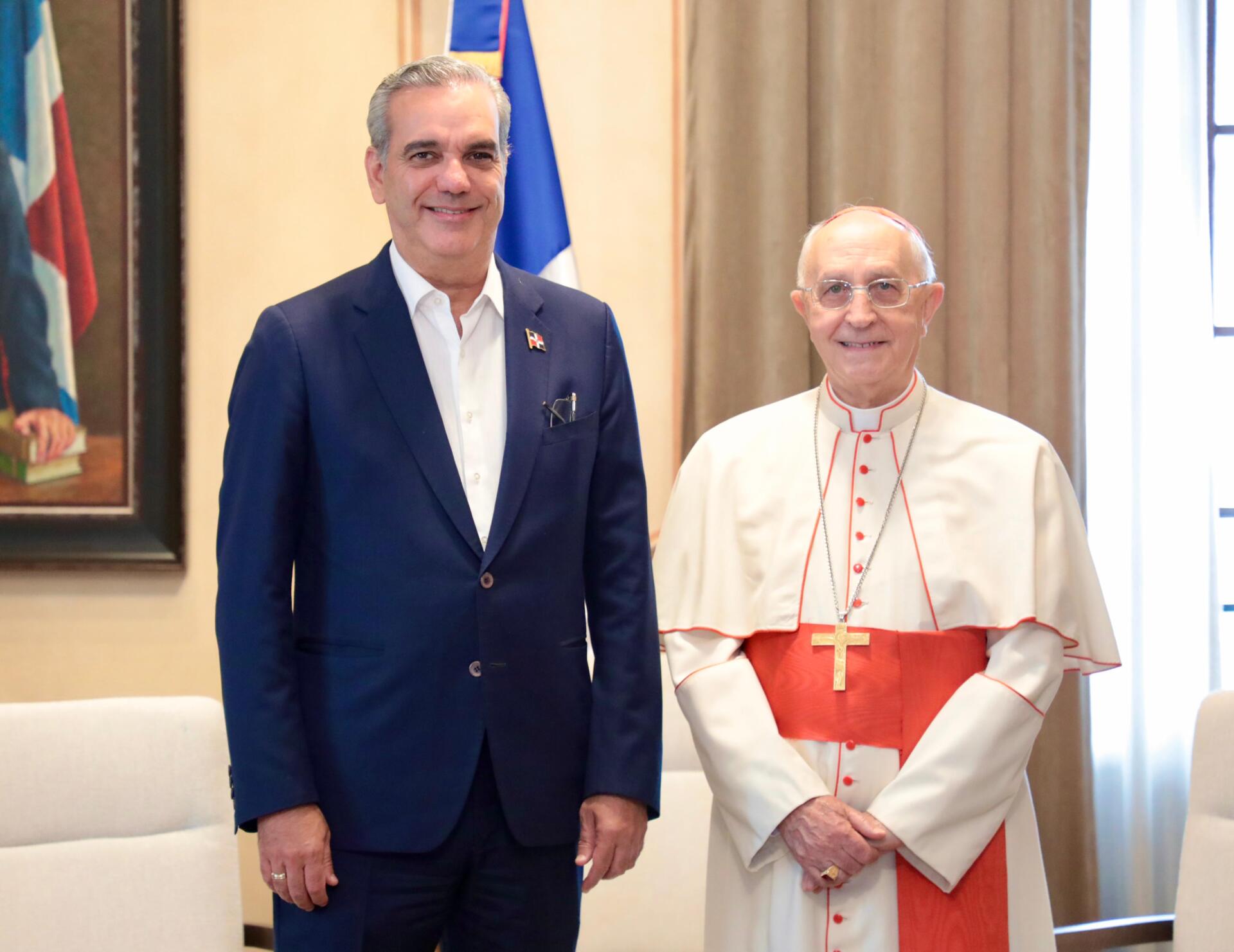 Presidente Abinader recibe visita del cardenal italiano Fernando Filoni