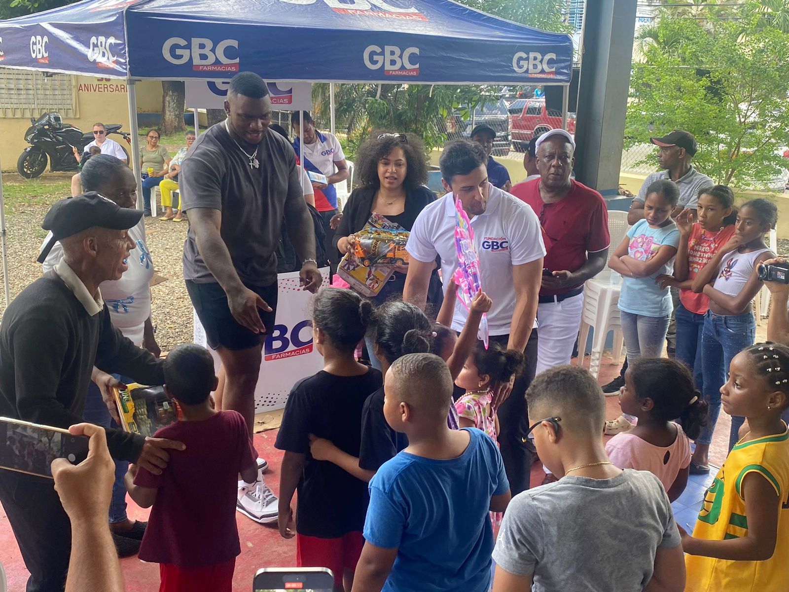Bayron Matos y Fundación GBC entregan útiles escolares