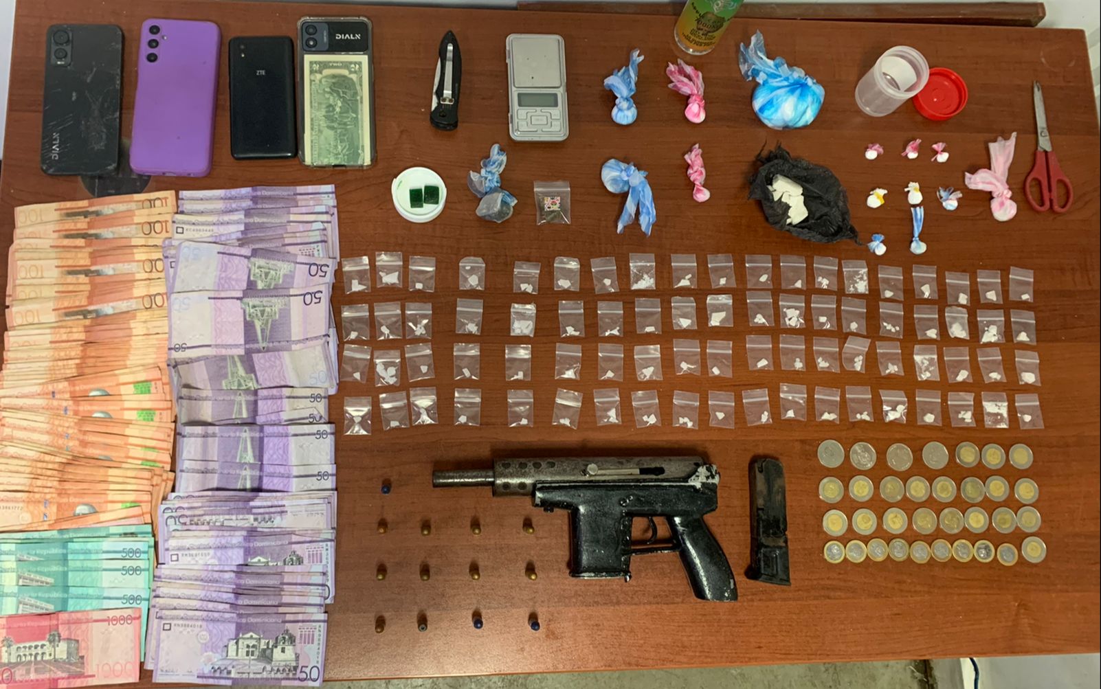 Decomisan armas y drogas durante allanamientos en Santiago