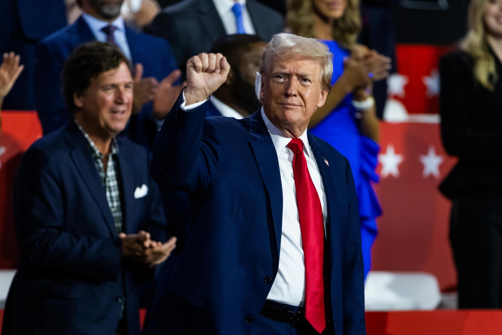 Trump reaparece con la oreja vendada