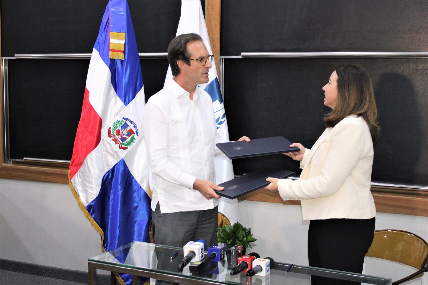 Adavit y Barna Management firman acuerdo para formación