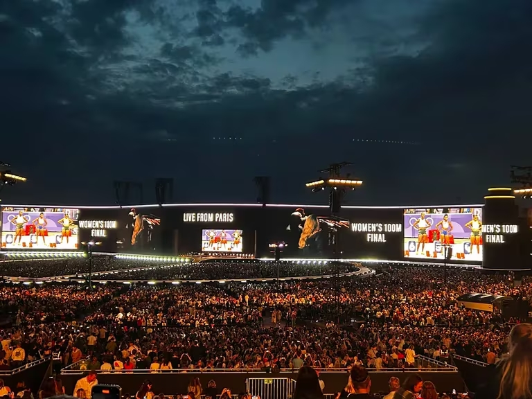 Adele interrumpe su concierto para ver JJOO