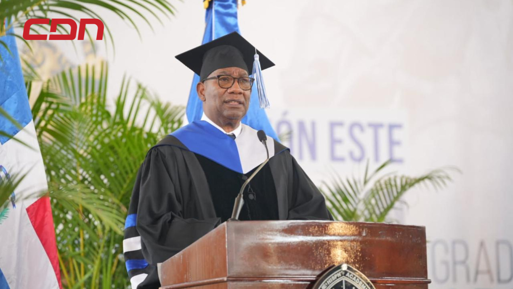 En graduación, rector UASD solicita al presidente continuar apoyo
