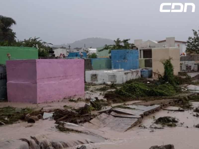 Colapso de la pared lateral del cementerio municipal Américo Melo