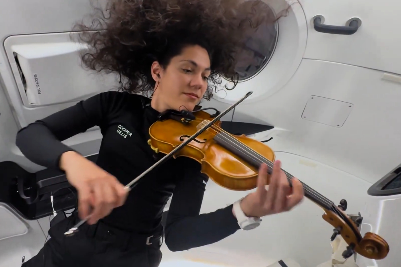 Tripulante de Polaris interpreta desde el espacio canción Star Wars