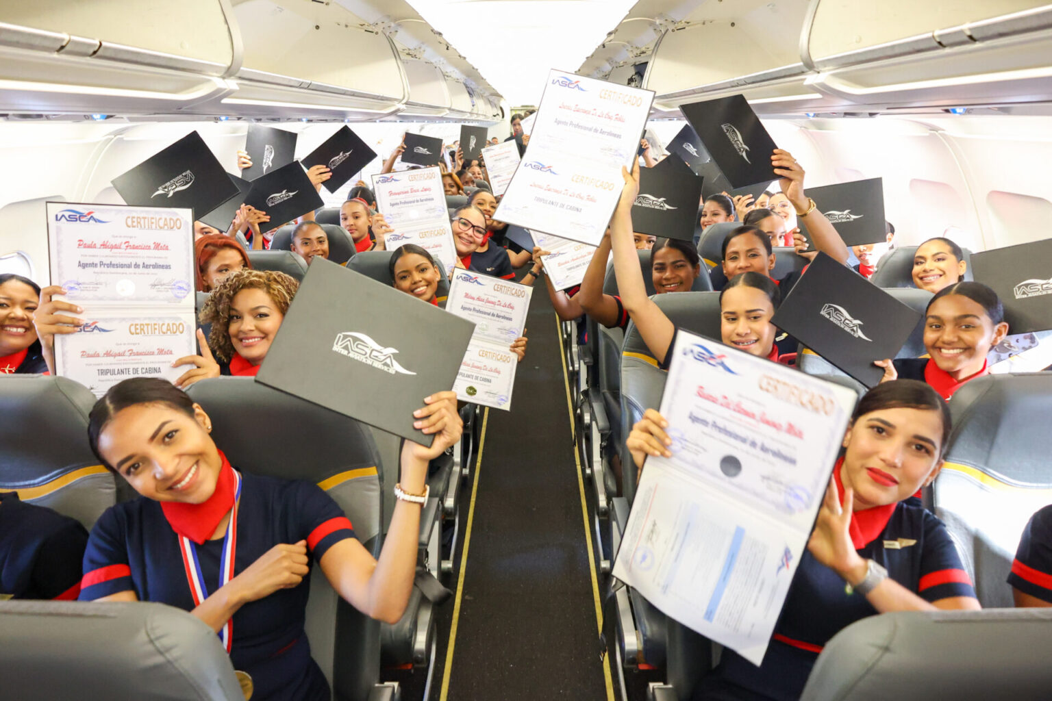 Escuela de aviación gradúa 100 estudiantes dominicanos en pleno vuelo