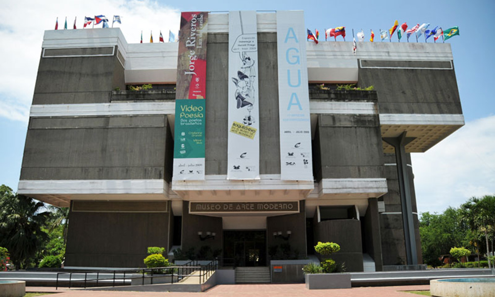 Adenz Naranjo, la nueva cara de “El Reperpero”, es abogada y catedrática