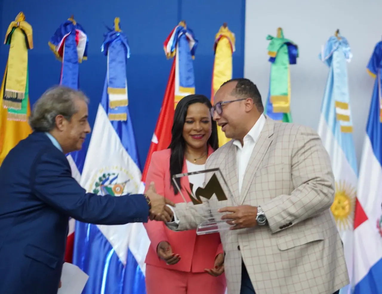 Director de Indocal recibe reconocimiento como líder latinoamericano