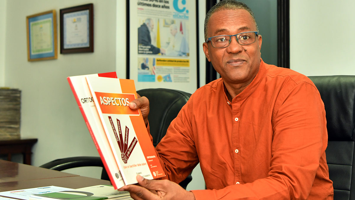 Emeterio, el maestro y escritor que busca cercanía con Educación